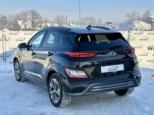 Black Hyundai Kona 2023 in Vilnius, with an engine capacity of 0.00 L and mileage of 44 thousand km for 17300 €, photo 4 on AUTOMOTO.COM.LV