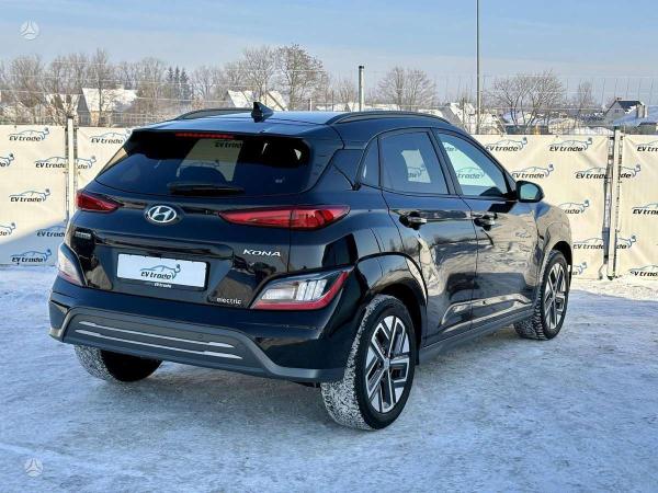 Black Hyundai Kona 2023 in Vilnius, with an engine capacity of 0.00 L and mileage of 45 thousand km for 17300 €, photo 2 on AUTOMOTO.COM.LV