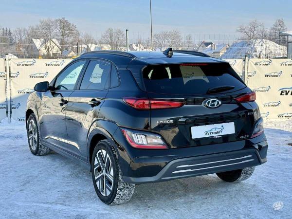 Black Hyundai Kona 2023 in Vilnius, with an engine capacity of 0.00 L and mileage of 45 thousand km for 17300 €, photo 4 on AUTOMOTO.COM.LV