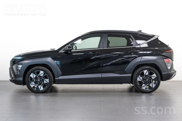 Black Hyundai Kona 2023 in Riga, with an engine capacity of 1.60 L and mileage of 67 thousand km for 22500 €, photo 2 on AUTOMOTO.COM.LV