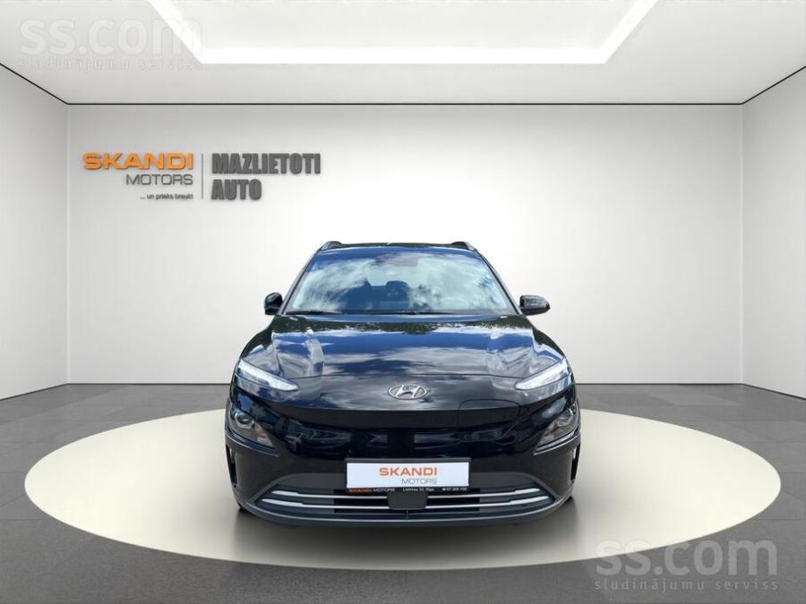 Melns Hyundai Kona 2023 Rīga, ar dzinēja tilpumu 1.00 L un nobraukumu 21 tūkst. km par 20990 €, foto 3 vietnē AUTOMOTO.COM.LV