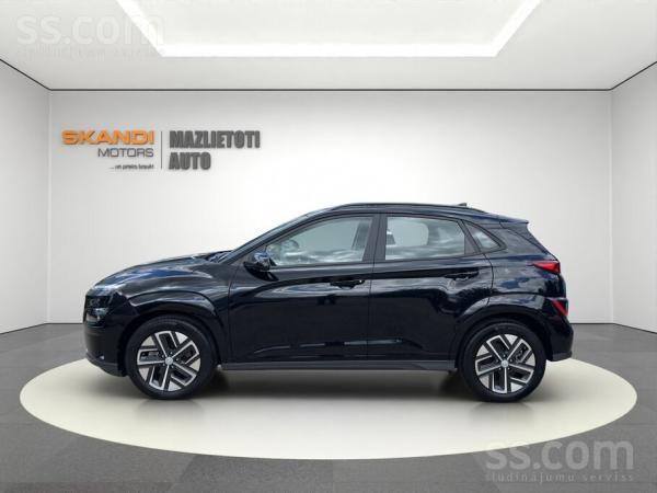 Black Hyundai Kona 2023 in Riga, with an engine capacity of 1.00 L and mileage of 21 thousand km for 20990 €, photo 3 on AUTOMOTO.COM.LV
