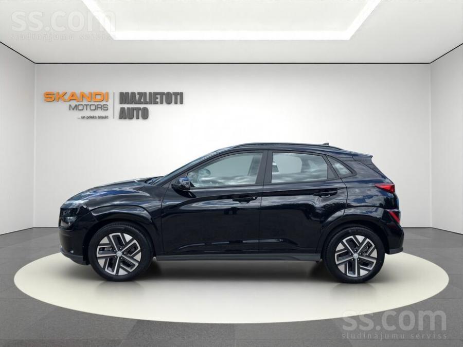 Melns Hyundai Kona 2023 Rīga, ar dzinēja tilpumu 1.00 L un nobraukumu 21 tūkst. km par 20990 €, foto 4 vietnē AUTOMOTO.COM.LV