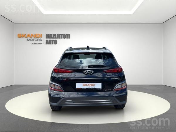 Black Hyundai Kona 2023 in Riga, with an engine capacity of 1.00 L and mileage of 21 thousand km for 20990 €, photo 5 on AUTOMOTO.COM.LV
