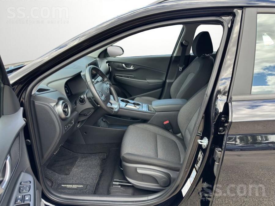 Melns Hyundai Kona 2023 Rīga, ar dzinēja tilpumu 1.00 L un nobraukumu 21 tūkst. km par 20990 €, foto 10 vietnē AUTOMOTO.COM.LV