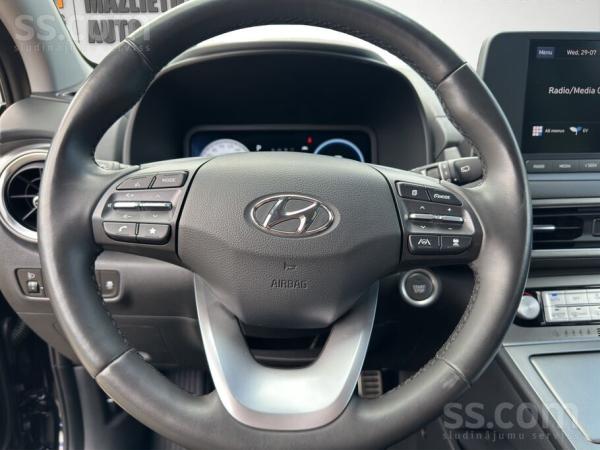 Black Hyundai Kona 2023 in Riga, with an engine capacity of 1.00 L and mileage of 21 thousand km for 20990 €, photo 10 on AUTOMOTO.COM.LV
