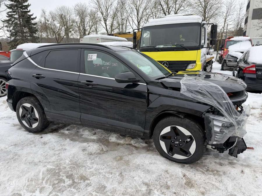 Black Hyundai Kona 2024 in Kaunas, with an engine capacity of 0.00 L and mileage of 21 thousand km for 10900 €, photo 2 on AUTOMOTO.COM.LV