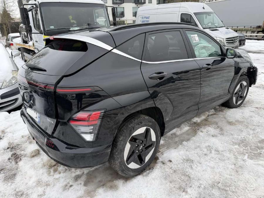 Black Hyundai Kona 2024 in Kaunas, with an engine capacity of 0.00 L and mileage of 21 thousand km for 10900 €, photo 3 on AUTOMOTO.COM.LV