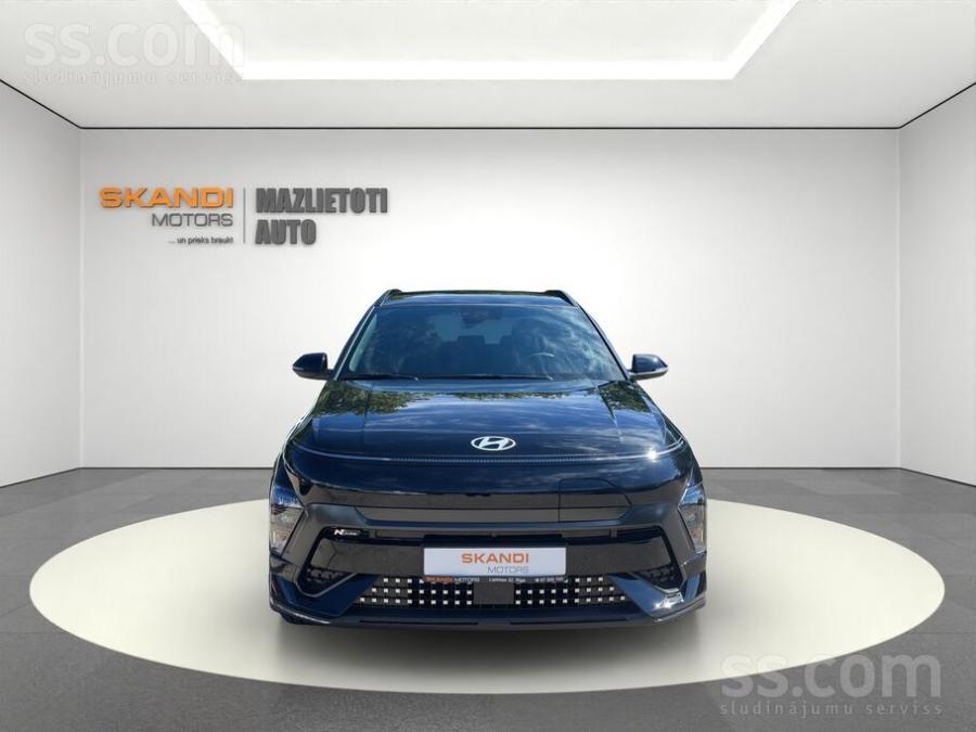 Black Hyundai Kona 2026 in Riga, with an engine capacity of 0.00 L and mileage of 0 thousand km for 43990 €, photo 3 on AUTOMOTO.COM.LV