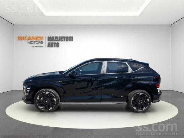 Black Hyundai Kona 2026 in Riga, with an engine capacity of 0.00 L and mileage of 0 thousand km for 43990 €, photo 3 on AUTOMOTO.COM.LV