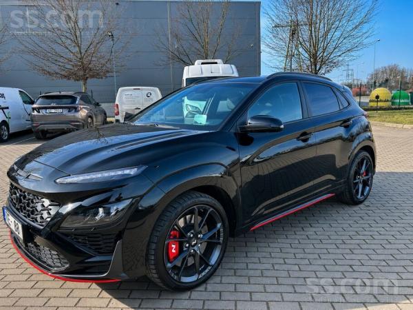 Melns Hyundai Kona 2024 Rīga, ar dzinēja tilpumu 2.00 L un nobraukumu 13 tūkst. km par 29200 €, foto 1 vietnē AUTOMOTO.COM.LV