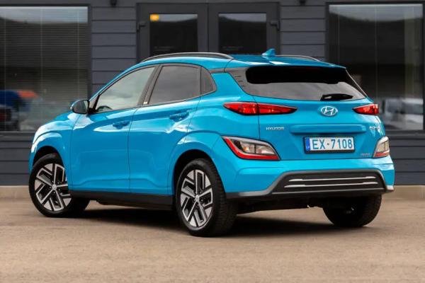 Blue Hyundai Kona 2021 in Jelgava, with an engine capacity of 0.10 L and mileage of 23 thousand km for 18950 €, photo 2 on AUTOMOTO.COM.LV