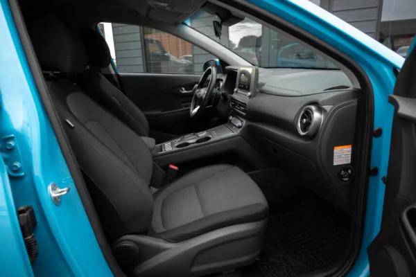 Blue Hyundai Kona 2021 in Jelgava, with an engine capacity of 0.10 L and mileage of 23 thousand km for 18950 €, photo 9 on AUTOMOTO.COM.LV