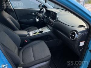 Blue Hyundai Kona 2022 in Riga, with an engine capacity of 1.00 L and mileage of 32 thousand km for 18450 €, photo 26 on AUTOMOTO.COM.LV
