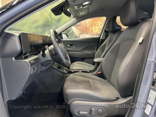 Zils Hyundai Kona 2023 Tallina, ar dzinēja tilpumu 0.00 L un nobraukumu 20 tūkst. km par 44900 €, foto 7 vietnē AUTOMOTO.COM.LV