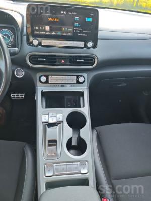 Brown Hyundai Kona 2022 in Liepaja, with an engine capacity of 1.60 L and mileage of 78 thousand km for 24900 €, photo 3 on AUTOMOTO.COM.LV