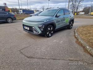 Zaļš Hyundai Kona 2024 Pērnava, ar dzinēja tilpumu 1.60 L un nobraukumu 13 tūkst. km par 34550 €, foto  vietnē AUTOMOTO.COM.LV