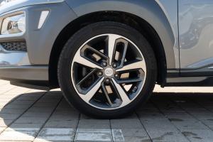 Grey Hyundai Kona 2018 in Vilnius, with an engine capacity of 1.60 L and mileage of 82 thousand km for 11950 €, photo 4 on AUTOMOTO.COM.LV