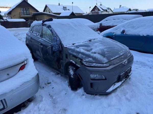 Grey Hyundai Kona 2020 in Kaunas, with an engine capacity of 0.00 L and mileage of 104 thousand km for 6700 €, photo 3 on AUTOMOTO.COM.LV