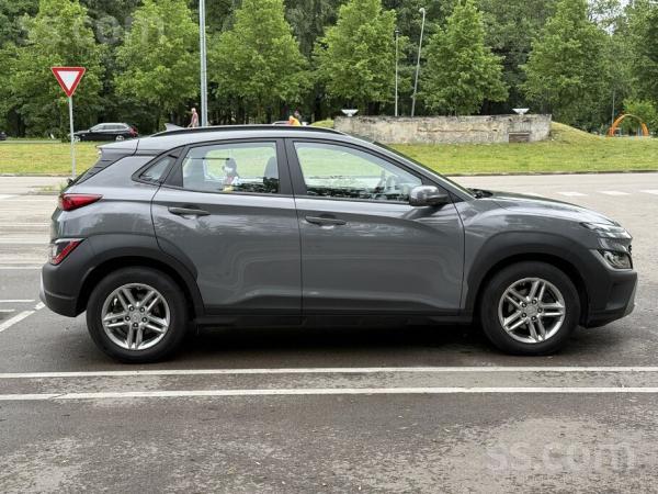 Pelēks Hyundai Kona 2021 Rīga, ar dzinēja tilpumu 1.00 L un nobraukumu 76 tūkst. km par 14300 €, foto 2 vietnē AUTOMOTO.COM.LV