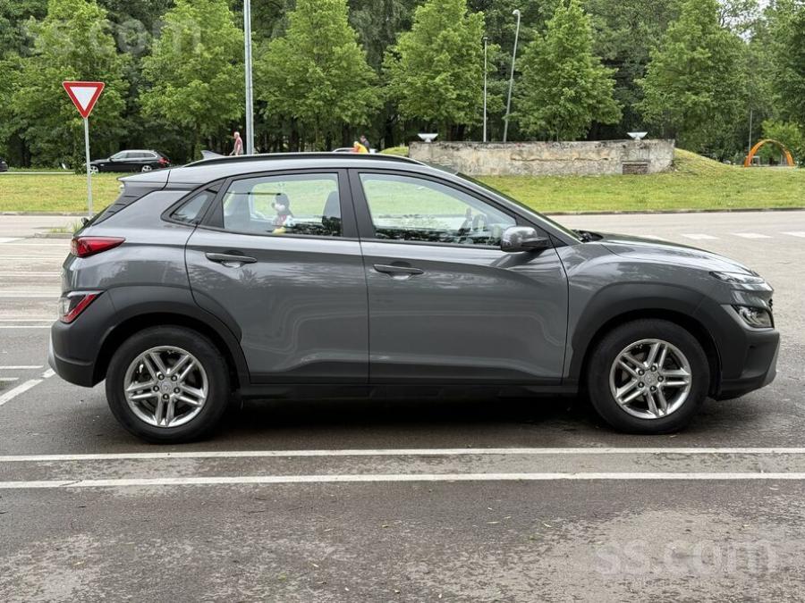 Pelēks Hyundai Kona 2021 Rīga, ar dzinēja tilpumu 1.00 L un nobraukumu 76 tūkst. km par 14300 €, foto 3 vietnē AUTOMOTO.COM.LV