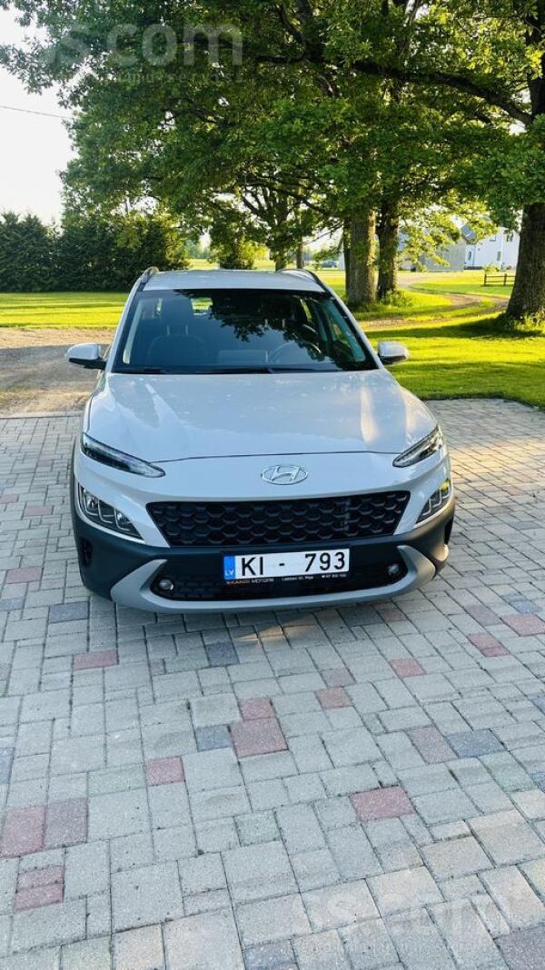 Grey Hyundai Kona 2021 in Riga, with an engine capacity of 1.00 L and mileage of 57 thousand km for 14550 €, photo 1 on AUTOMOTO.COM.LV