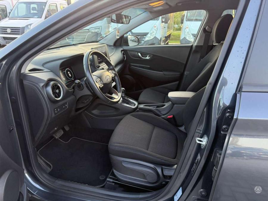 Grey Hyundai Kona 2021 in Taurage, with an engine capacity of 1.60 L and mileage of 67 thousand km for 12500 €, photo 8 on AUTOMOTO.COM.LV