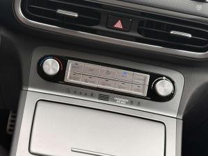 Pelēks Hyundai Kona 2021 Marijampole, ar dzinēja tilpumu 0.00 L un nobraukumu 75 tūkst. km par 19900 €, foto 18 vietnē AUTOMOTO.COM.LV