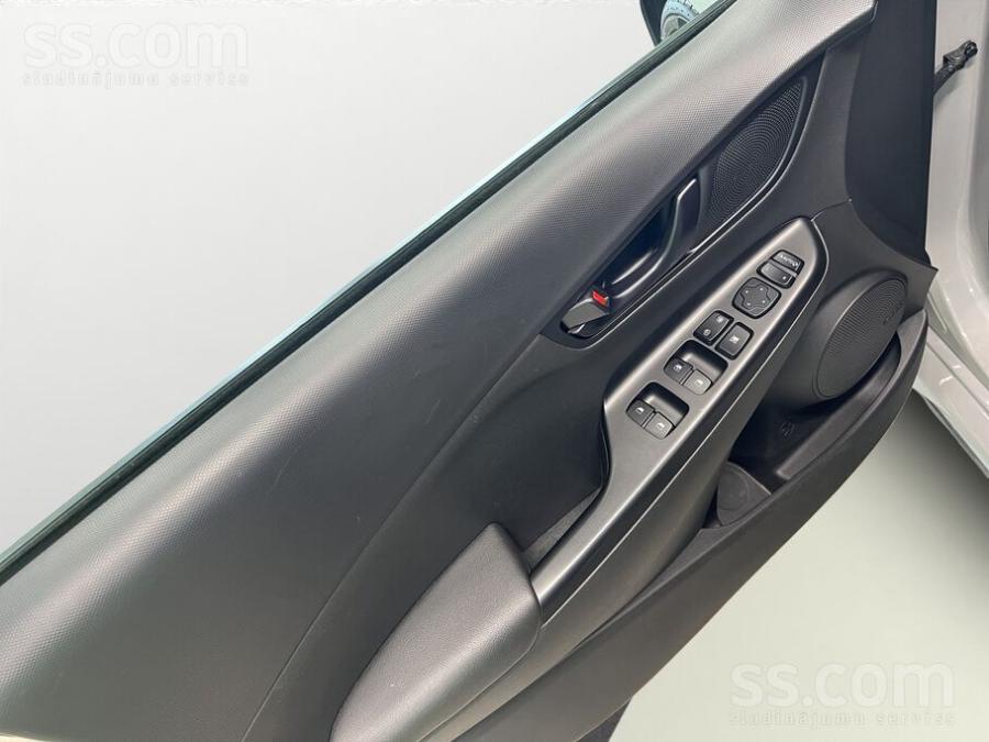 Grey Hyundai Kona 2021 in Riga, with an engine capacity of 1.60 L and mileage of 84 thousand km for 16490 €, photo 13 on AUTOMOTO.COM.LV