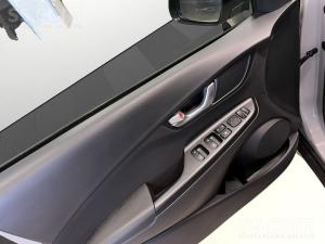 Pelēks Hyundai Kona 2022 Rīga, ar dzinēja tilpumu 1.00 L un nobraukumu 48 tūkst. km par 15490 €, foto 13 vietnē AUTOMOTO.COM.LV