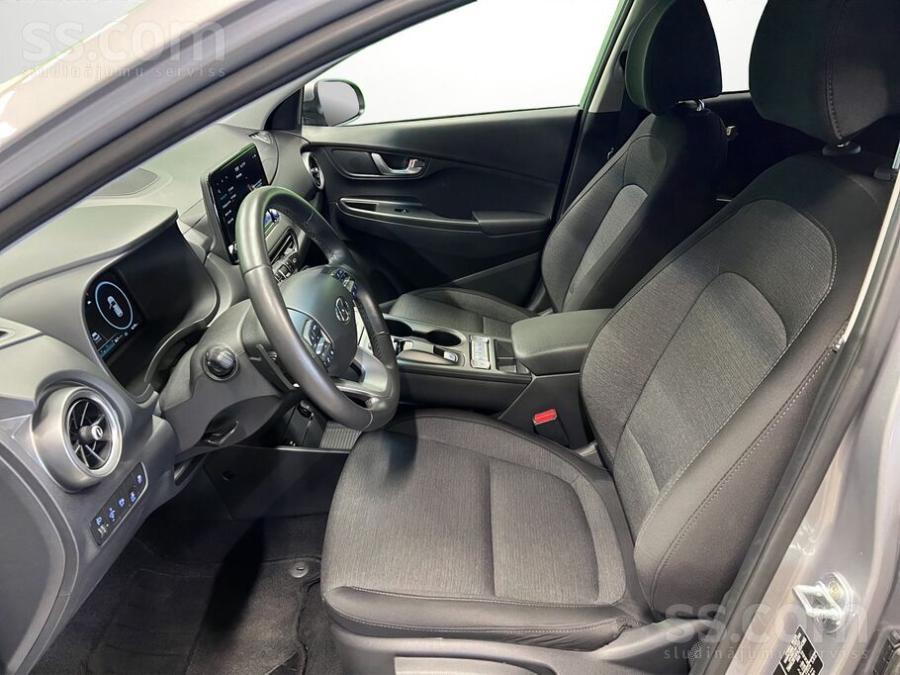 Pelēks Hyundai Kona 2022 Rīga, ar dzinēja tilpumu 0.00 L un nobraukumu 46 tūkst. km par 21990 €, foto 10 vietnē AUTOMOTO.COM.LV