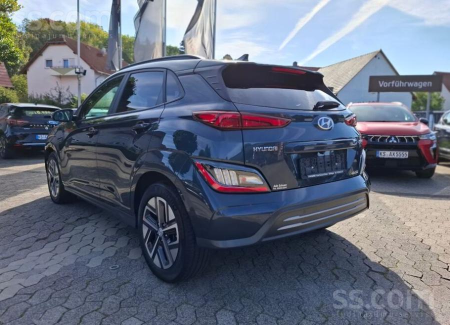 Grey Hyundai Kona 2023 in Riga, with an engine capacity of 0.00 L and mileage of 26 thousand km for 17200 €, photo 3 on AUTOMOTO.COM.LV