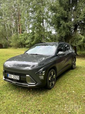 Pelēks Hyundai Kona 2023 Rīga, ar dzinēja tilpumu 1.60 L un nobraukumu 80 tūkst. km par 26490 €, foto  vietnē AUTOMOTO.COM.LV
