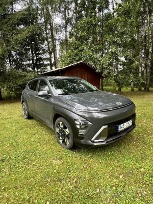 Pelēks Hyundai Kona 2023 Rīga, ar dzinēja tilpumu 1.60 L un nobraukumu 80 tūkst. km par 26490 €, foto 3 vietnē AUTOMOTO.COM.LV