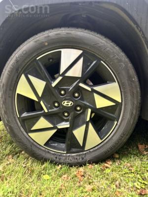 Pelēks Hyundai Kona 2023 Rīga, ar dzinēja tilpumu 1.60 L un nobraukumu 80 tūkst. km par 26490 €, foto 6 vietnē AUTOMOTO.COM.LV