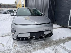 Pelēks Hyundai Kona 2024 Alīta, ar dzinēja tilpumu 0.00 L un nobraukumu 17 tūkst. km par 22600 €, foto 2 vietnē AUTOMOTO.COM.LV
