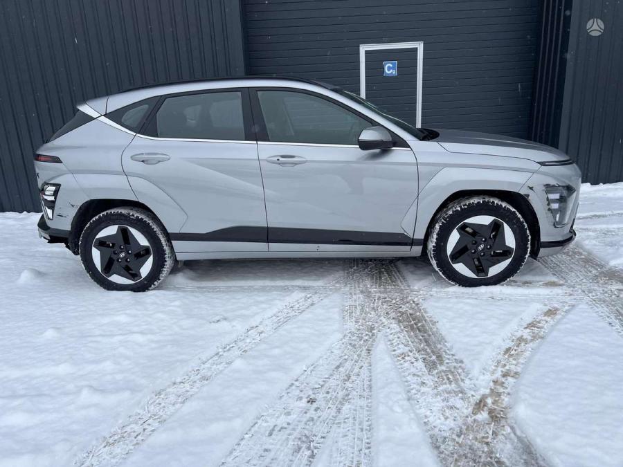 Pelēks Hyundai Kona 2024 Alīta, ar dzinēja tilpumu 0.00 L un nobraukumu 17 tūkst. km par 22600 €, foto 4 vietnē AUTOMOTO.COM.LV