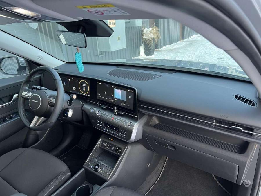 Pelēks Hyundai Kona 2024 Alīta, ar dzinēja tilpumu 0.00 L un nobraukumu 17 tūkst. km par 22600 €, foto 17 vietnē AUTOMOTO.COM.LV