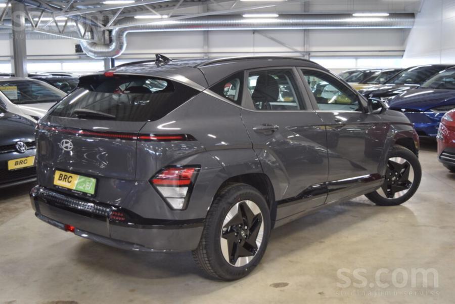 Pelēks Hyundai Kona 2024 Rīga, ar dzinēja tilpumu 0.00 L un nobraukumu 15 tūkst. km par 26000 €, foto 3 vietnē AUTOMOTO.COM.LV