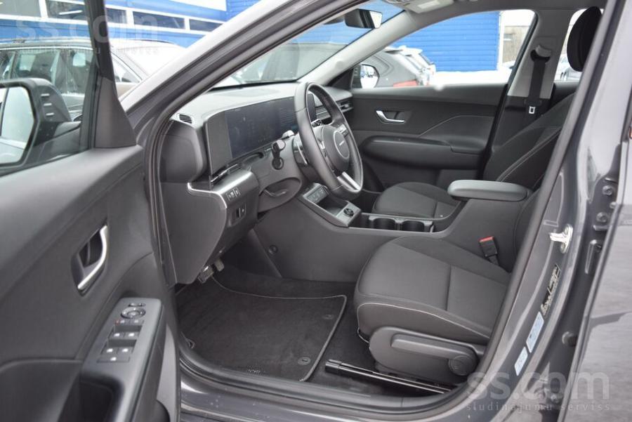 Pelēks Hyundai Kona 2024 Rīga, ar dzinēja tilpumu 0.00 L un nobraukumu 15 tūkst. km par 26000 €, foto 4 vietnē AUTOMOTO.COM.LV