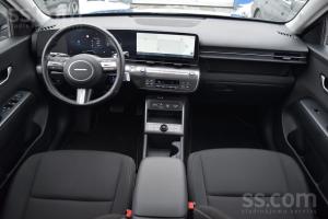 Pelēks Hyundai Kona 2024 Rīga, ar dzinēja tilpumu 0.00 L un nobraukumu 15 tūkst. km par 26000 €, foto 5 vietnē AUTOMOTO.COM.LV