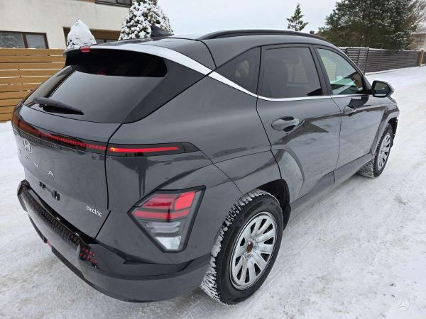 Pelēks Hyundai Kona 2025 Šauļi, ar dzinēja tilpumu 0.00 L un nobraukumu 33 tūkst. km par 18250 €, foto 5 vietnē AUTOMOTO.COM.LV