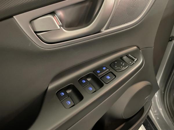 Pelēks Hyundai Kona 2020 Rīga, ar dzinēja tilpumu 0.00 L un nobraukumu 69 tūkst. km par 15500 €, foto 9 vietnē AUTOMOTO.COM.LV