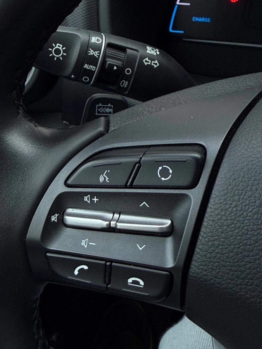 Pelēks Hyundai Kona 2020 Rīga, ar dzinēja tilpumu 0.00 L un nobraukumu 71 tūkst. km par 15680 €, foto 24 vietnē AUTOMOTO.COM.LV