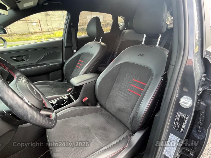 Pelēks Hyundai Kona 2023 Tallina, ar dzinēja tilpumu 1.60 L un nobraukumu 38 tūkst. km par 27999 €, foto 7 vietnē AUTOMOTO.COM.LV