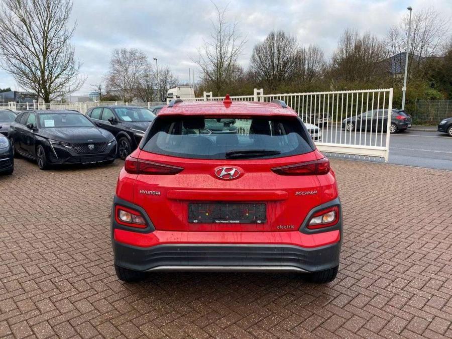 Red Hyundai Kona 2020 in Vilnius, with an engine capacity of 0.00 L and mileage of 161 thousand km for 14157 €, photo 5 on AUTOMOTO.COM.LV