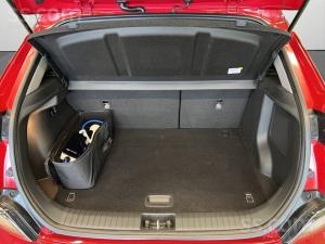 Sarkans Hyundai Kona 2022 Rīga, ar dzinēja tilpumu 1.00 L un nobraukumu 30 tūkst. km par 22490 €, foto 20 vietnē AUTOMOTO.COM.LV