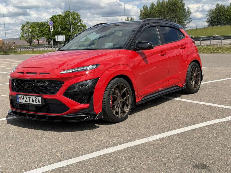 Sarkans Hyundai Kona 2024 Viļņa, ar dzinēja tilpumu 2.00 L un nobraukumu 22 tūkst. km par 30000 €, foto 1 vietnē AUTOMOTO.COM.LV