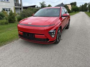 Sarkans Hyundai Kona 2025 Kauņa, ar dzinēja tilpumu 0.00 L un nobraukumu 750 tūkst. km par 31000 €, foto  vietnē AUTOMOTO.COM.LV