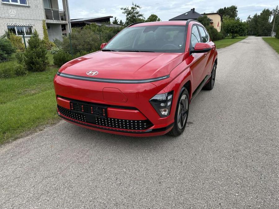 Sarkans Hyundai Kona 2025 Kauņa, ar dzinēja tilpumu 0.00 L un nobraukumu 750 tūkst. km par 31000 €, foto 1 vietnē AUTOMOTO.COM.LV